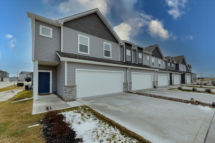 Fully Furnished, New Townhome! - Ankeny, IA