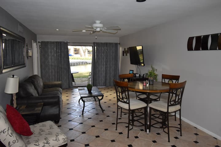 Newly Renovated Waterfront Condo - コンロー, TX