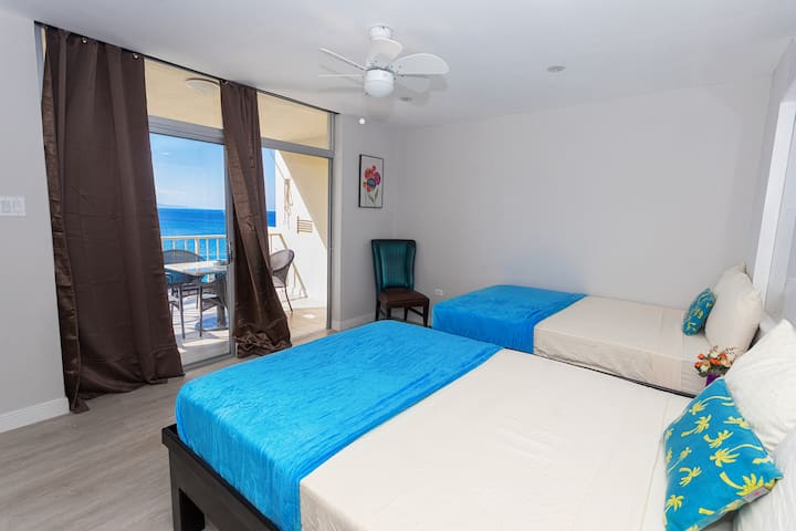 2 Bd/2 Bath Modern Seaview Central Location Condo - モンテゴ・ベイ