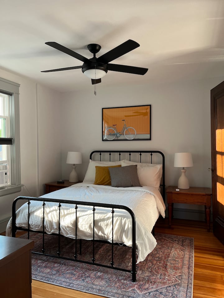 Pet-friendly 2br • Near Hospitals • Free Parking - Providence, RI