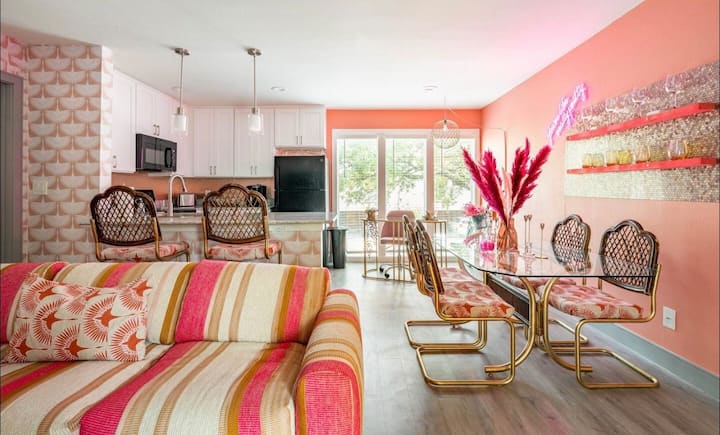 Vintage Glam Retreat In Montrose, Houston's Heart! - Houston, TX