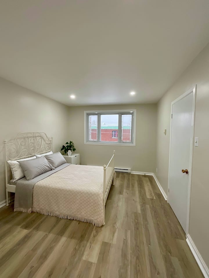 Spacious Br W/ Storage And Desk - Montréal, QC