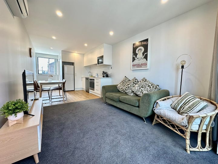 Immaculate - 2 Bedroom Townhouse Close To Train - Auckland