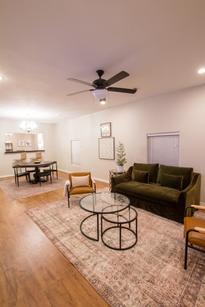 Viva La Cozy~ 3bdr W/ Large Yard - Port Arthur, TX