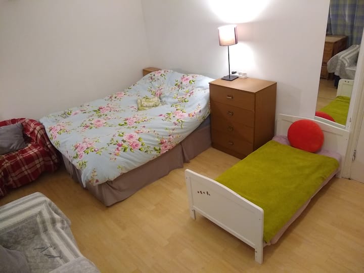 Bright Spacious Front Double Garden Close 2 Centre -