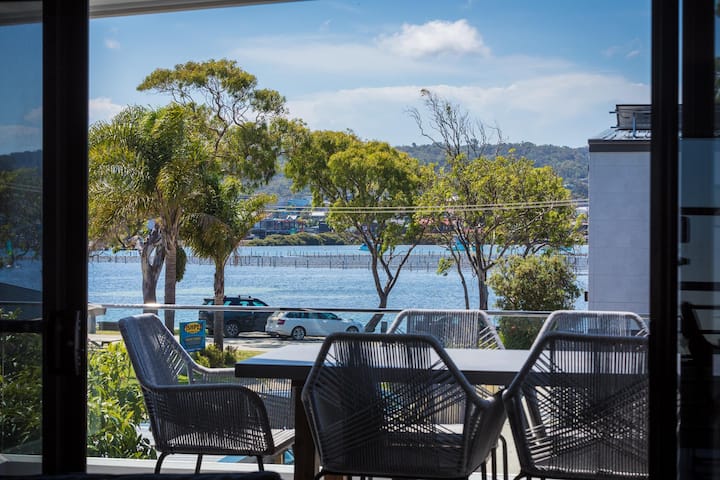 Sunny, Contemporary Fishpen House - Pambula