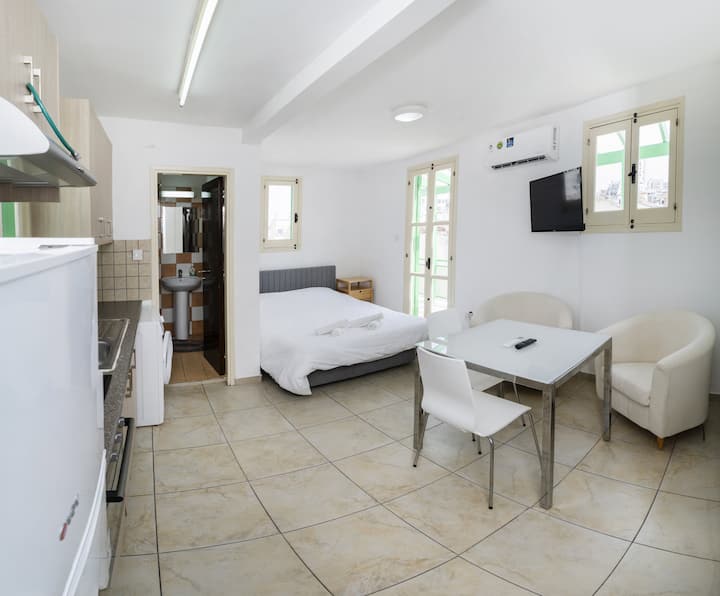Renovated City Center Studio Balcony/terrace View - Nicosie