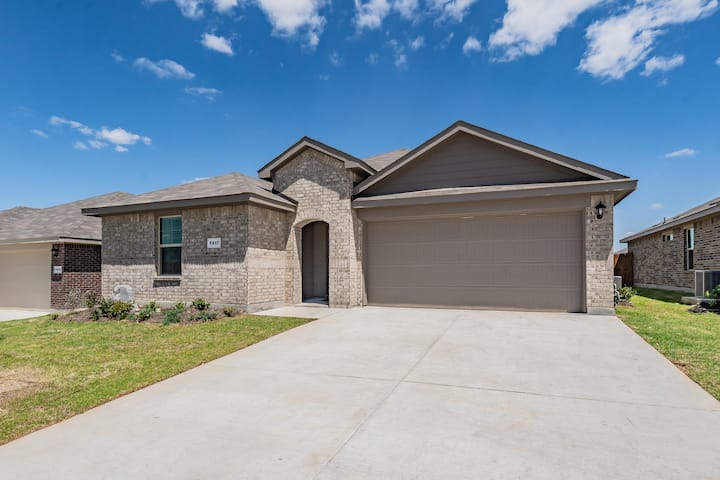 4br | Garage | Fenced Yard | Monthly Stay - Denton, TX