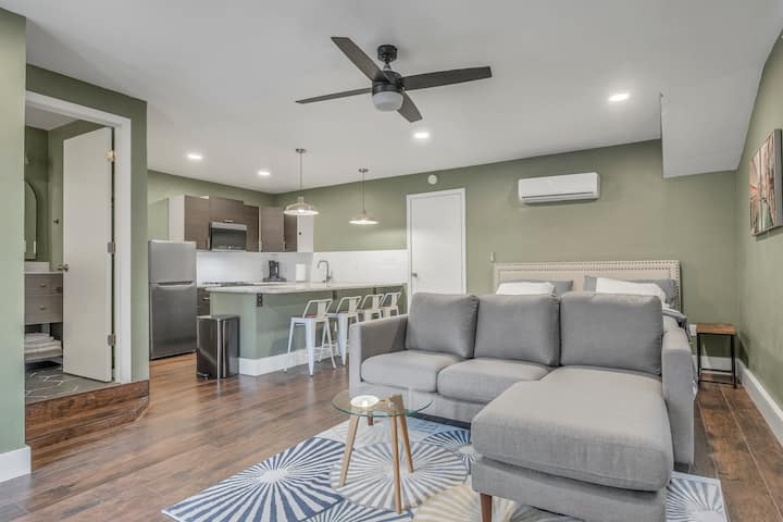 Renovated Studio W/ King Bed & Full Kitchen - Oklahoma City, OK