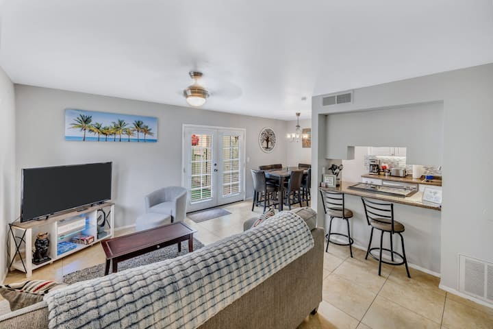 Must See! Large Condo In North Phoenix With A Pool - Phoenix, AZ