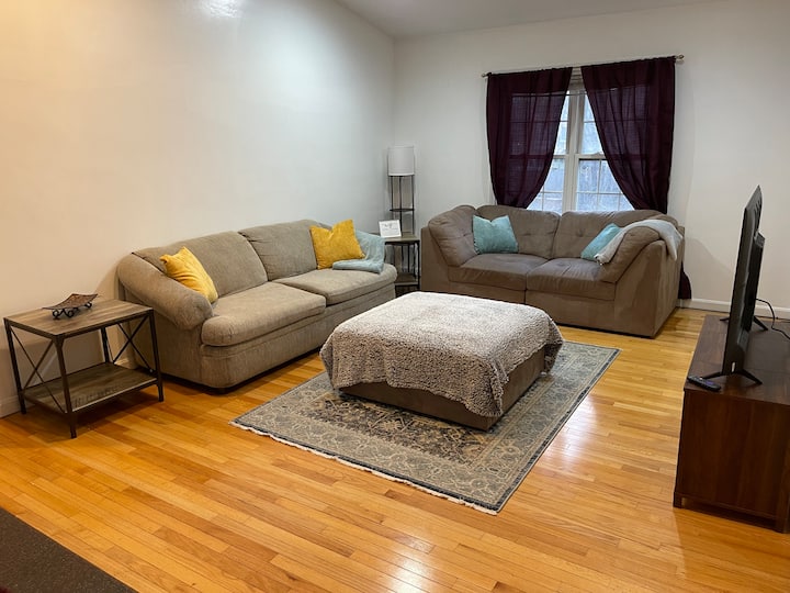Centrally Located, Queen Bedroom - Worcester, MA