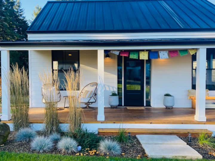 The Hygge House Cottage With Hot Tub - Oregon City, OR
