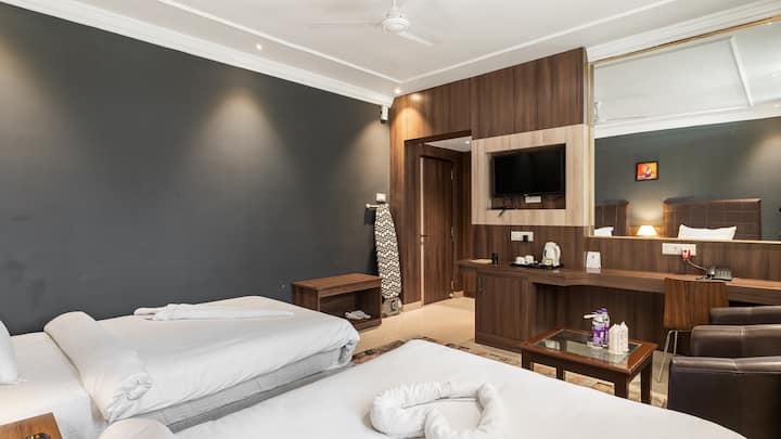 Private Hotel (Deluxe Room)|near Mahabodhi Temple - Bodh Gaya