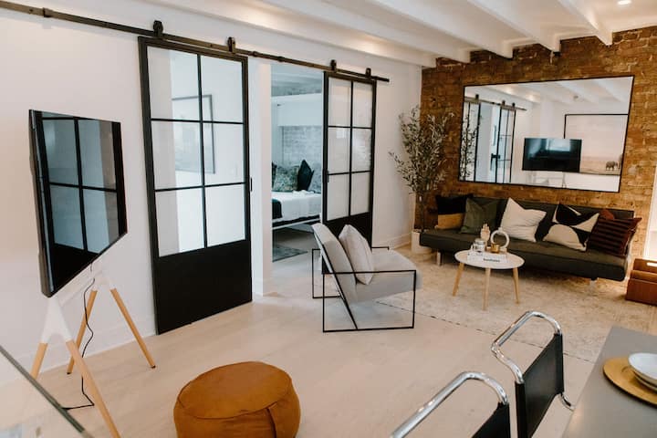 Beautiful Lincoln’s Guestplace - Chicago, IL