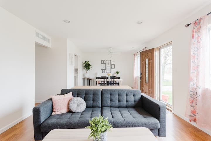 Spacious Queen Room - New Design (G4) - Royal Oak, MI