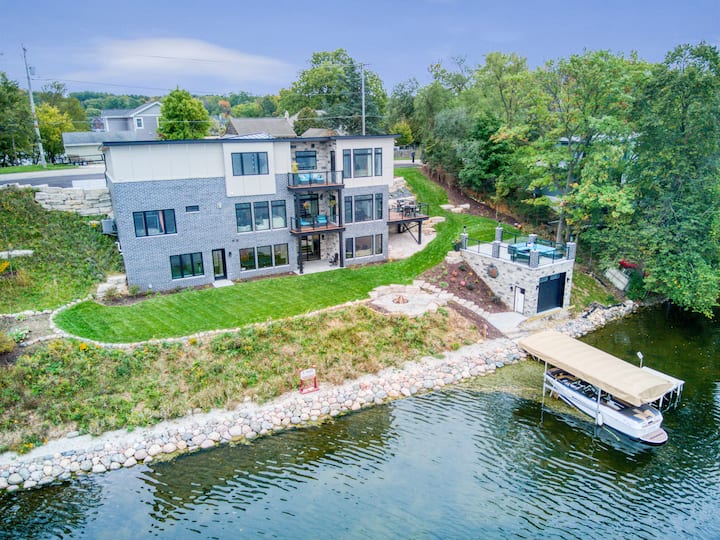 Okauchee Lake Executive Home And Golf Retreat - Oconomowoc, WI