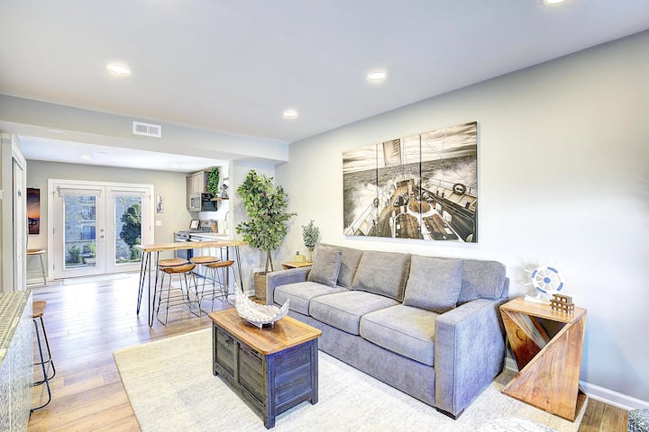 *Downtown* Townhouse W/ Private Parking & Patio!*c - Annapolis, MD