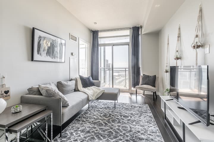 Lovely 1bdrm+den & Parking In Heart Of Downtown - トロント