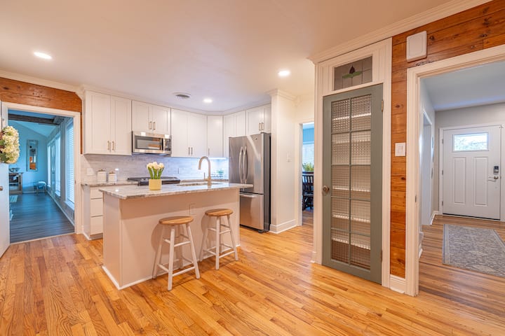 Carter Creek Cottage • 3 King Bedrooms + Loft - Bryan, TX