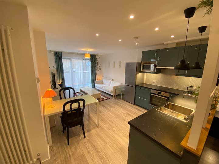 Modern High Street Studio Flat - Bromley