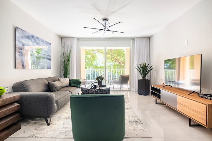 Spacious 2br | Resort Pool | Near Beaches & Mall - Aventura, FL