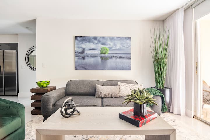 Spacious 2br | Resort Pool | Near Beaches & Mall - Aventura, FL