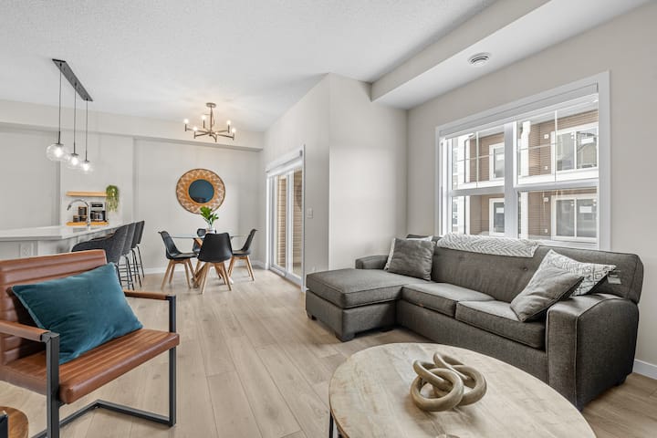 Fireside Vista | King Bed | Cable | Pets | Modern - Cochrane