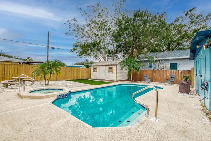 Adorable Oasis | Pool + Arcade | Ace Location - Tampa, FL