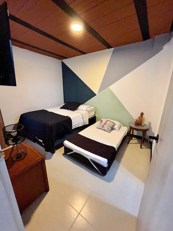 Hab 2. Baño Privado, 3 Personas, Hostal La 74 - Medellín