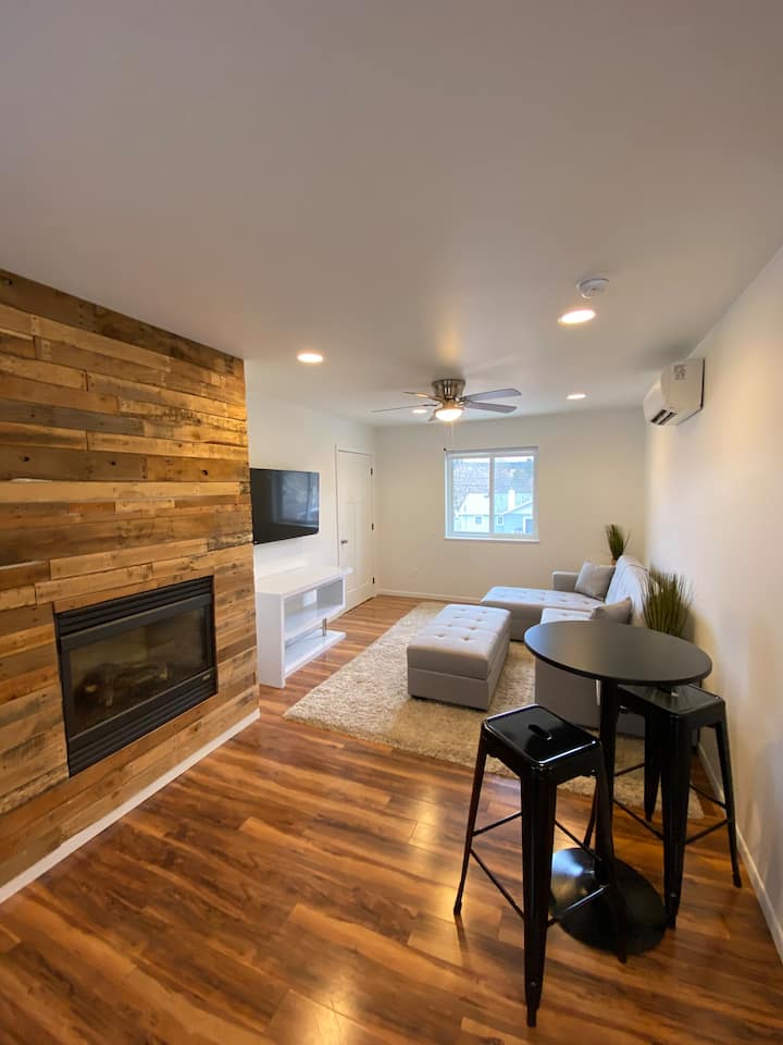 One Bedroom Downtown Spearfish! - Spearfish, SD