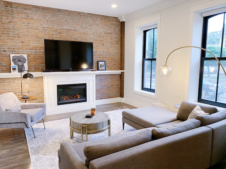 Downtown Heritage Condo - 샬럿타운