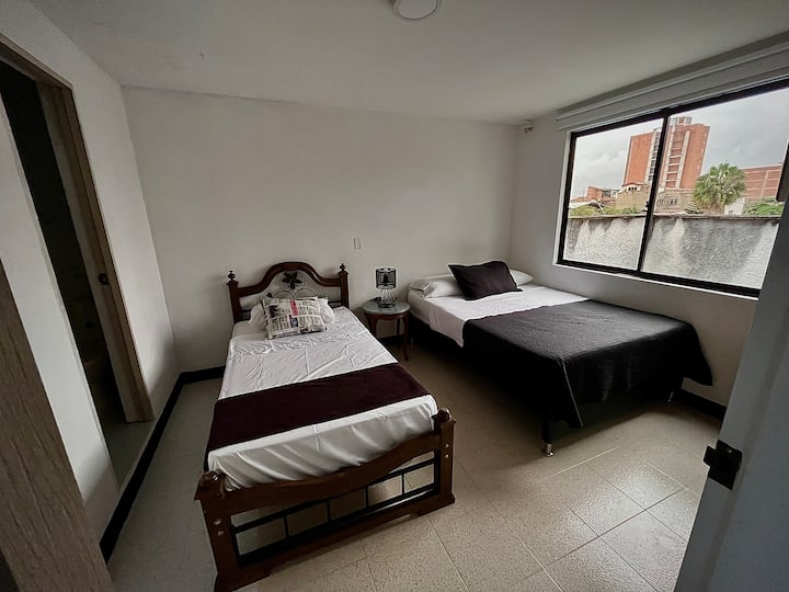Hab 3. Baño Privado 3 Personas, Hostal La 74 - Medellín, Colombia