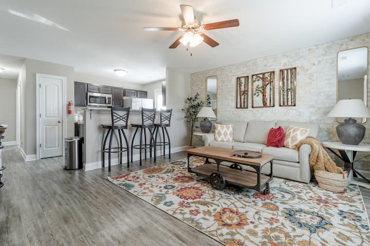 Clean Townhome! New Mattress & Towels & Furniture! - Clarksville, TN