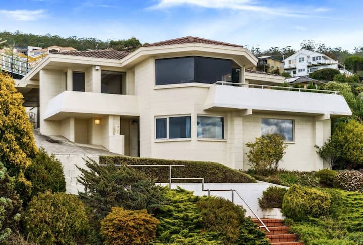 Swan Sea Retreat - Stunning 360 Waterfront Views - Hobart