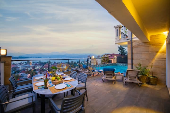 Fethiye Merkezde Jakuzili Deniz Manzaralı Villa - Fethiye