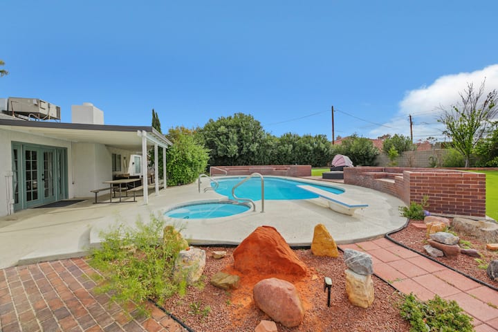 Heated Pool Modern Ranch Villa | 10 Min To Strip! - Las Vegas, NV