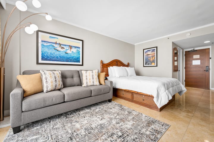 Spacious Waikiki Retreat W/ Kitchen*easy Comforts - Honolulu, HI