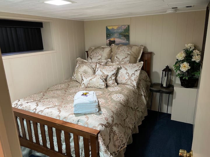 Flight Risk Bed & Breakfast Double - Louisville, KY