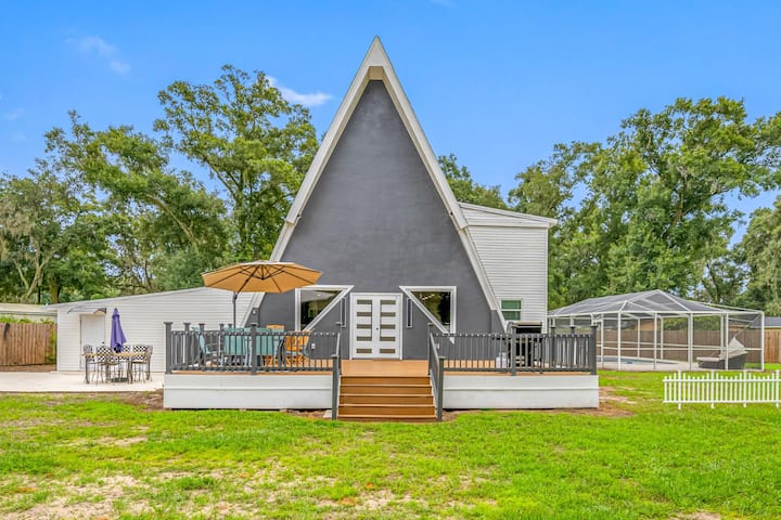 Luxury A-frame: 6br, 4ba, Pool, Pickleball, Cinema - Temple Terrace, FL
