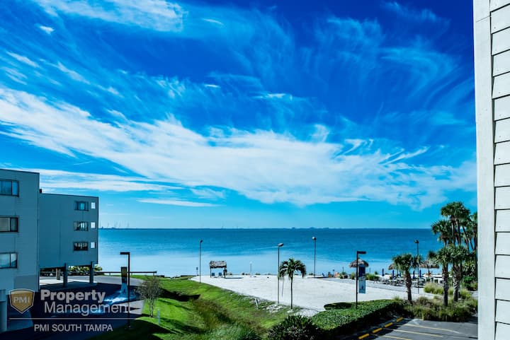 Bay View Rendezvous - Chic Getaway, Stunning Vista - Tampa, FL