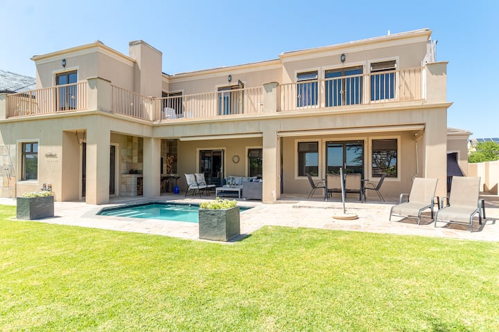 Upmarket Holiday Home, Great Location & Security - Kaapstad