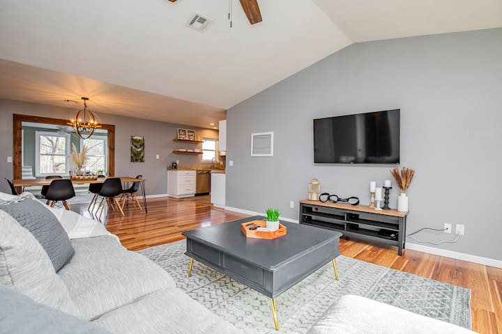 Blue Pine On Beaver Lake + Hot Tub - Beaver Lake, AR