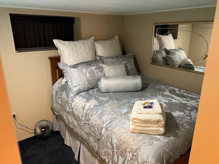 Flight Risk Charming Bed & Breakfast - Louisville, KY