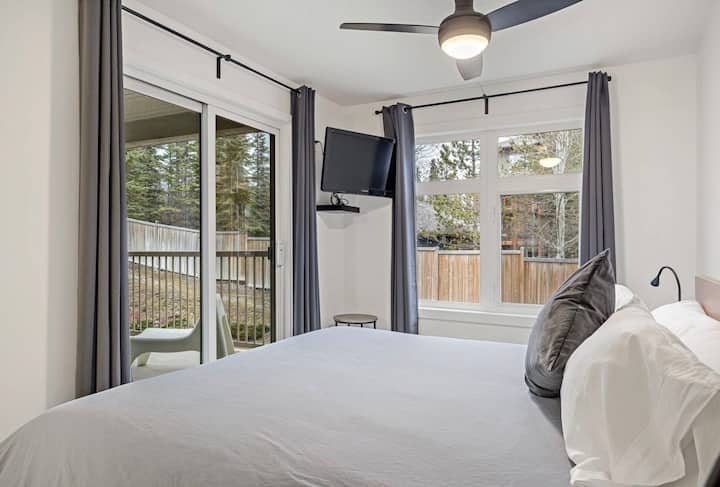 Windtower Spacious Hotel Rm/mtnviews/ac/balc - Canmore