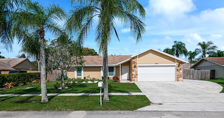 Beautiful Home Away From Home - Royal Palm Beach, FL