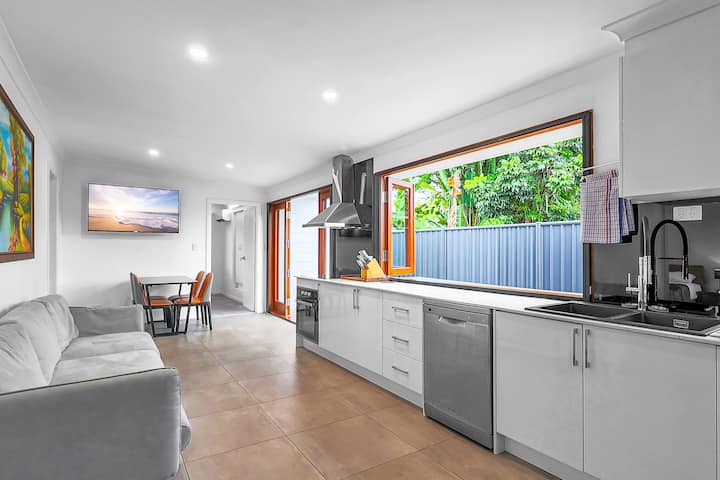 Trendy Edge Hill Garden Villa - Cairns