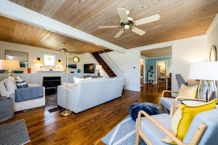 Downtown Sawyer/beach Getaway - Stevensville, MI