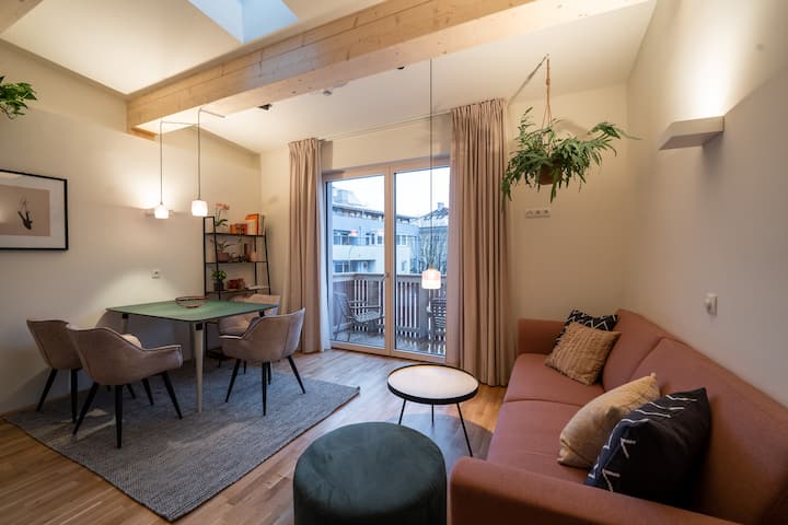 Warm & Homely High Ceiling Flat - Innsbruck