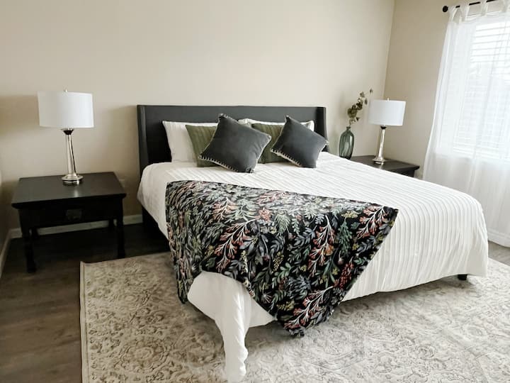 Newly Remodeled W/ Creek View - Hillsboro, OR