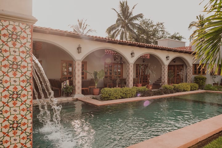 Residencia Estilo Colonial De Lujo - Manzanillo